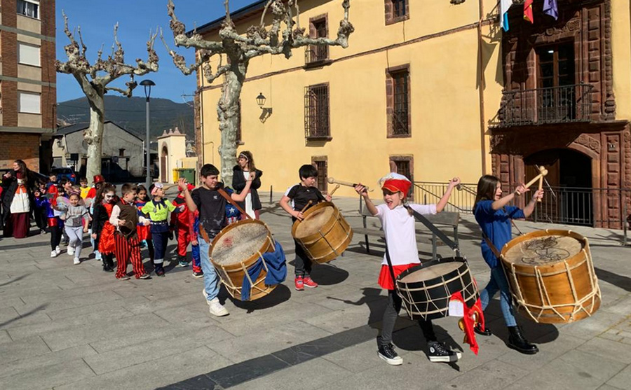 Desfile con folión do CEIP Otero Pedrayo de Viloira (O Barco)